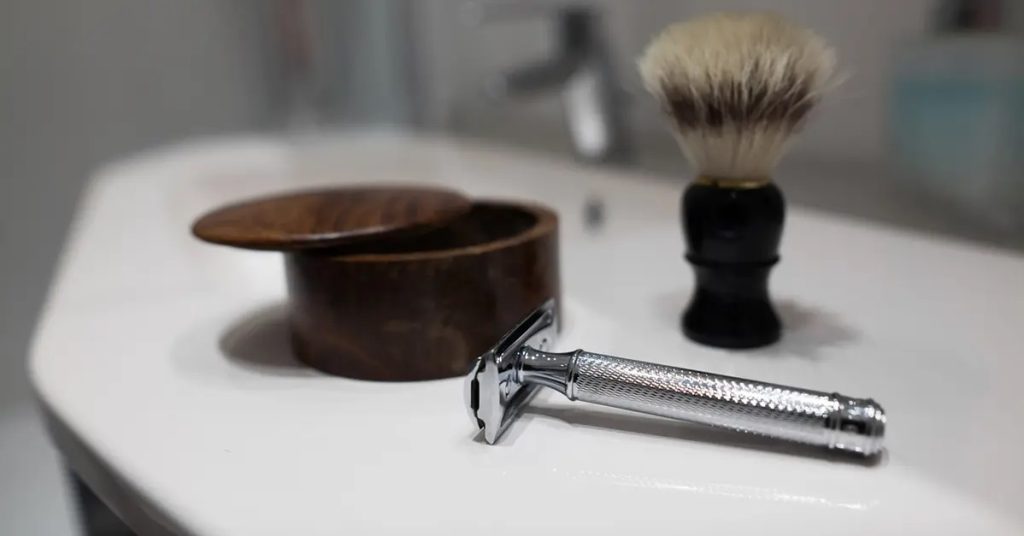 How To Clean Hair Out Of A Razor? The Best Guide (20+ Tips)